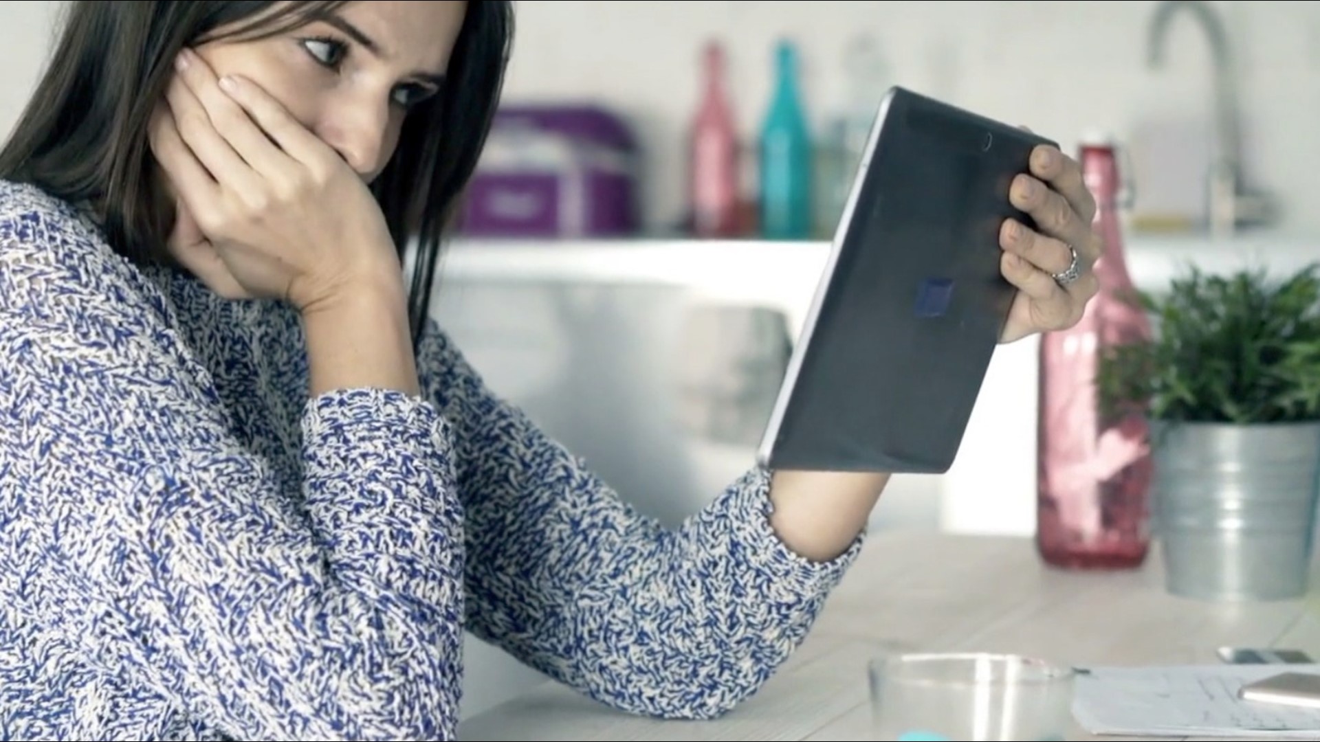 'Room Rater': The Twitter account grading homes seen on TV | 9news.com