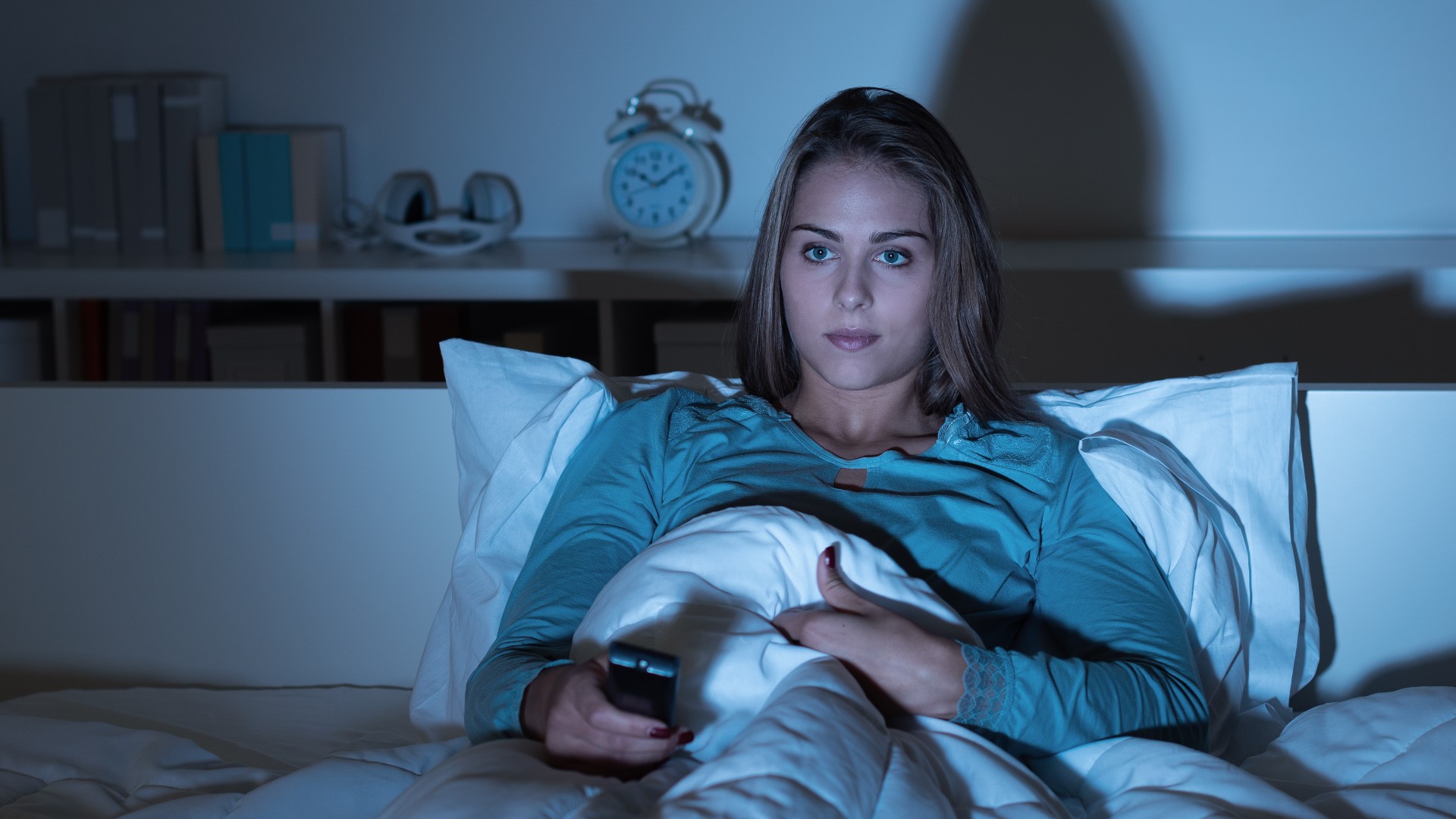 Survey: Most US adults lose sleep due to binge-watching shows | 9news.com