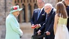 UK vet Captain Tom knighted by the Queen after raising millions | 9news.com