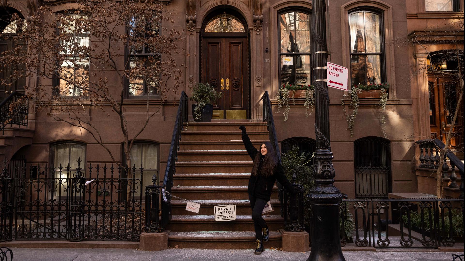 Carrie Bradshaw's 'Sex and the City' brownstone will get gate to deter tourists | 9news.com