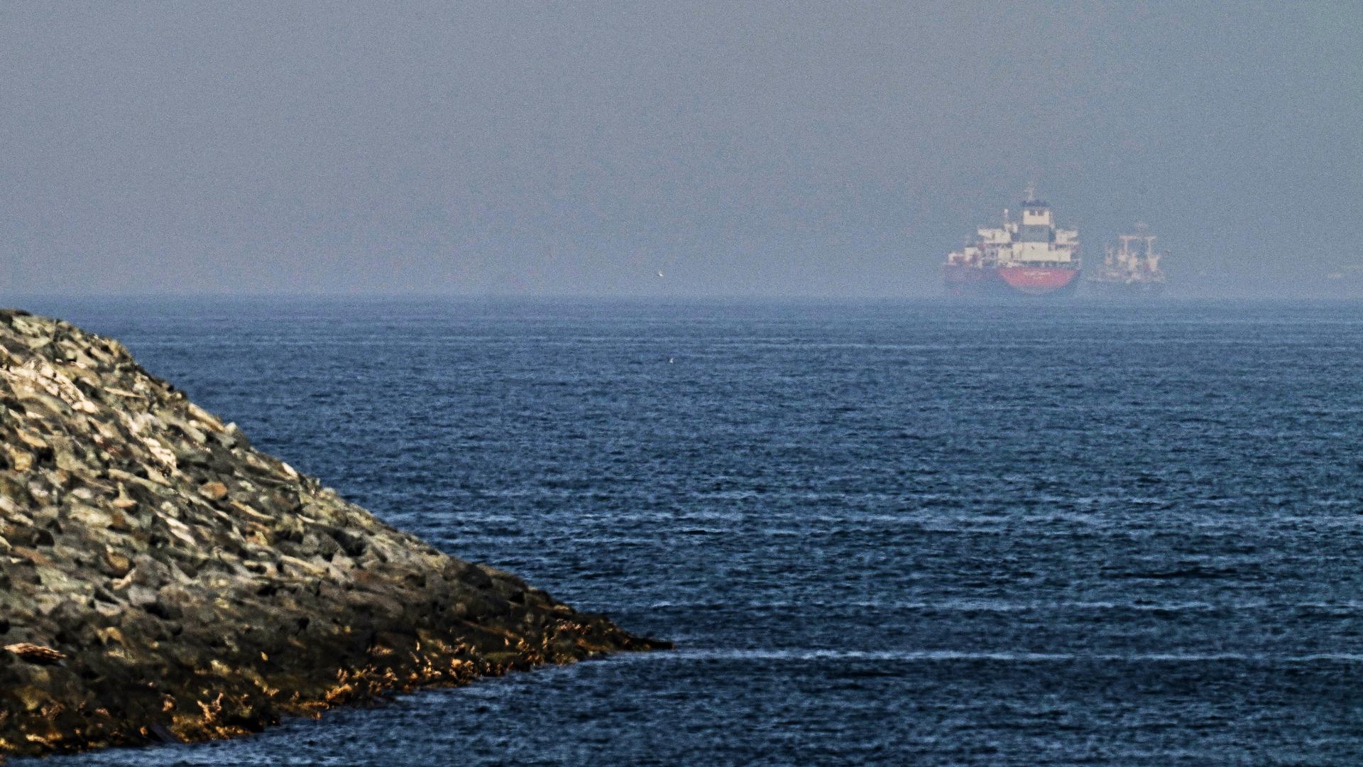 US fights to reopen Strait of Hormuz as UAE comes under attack in a ...