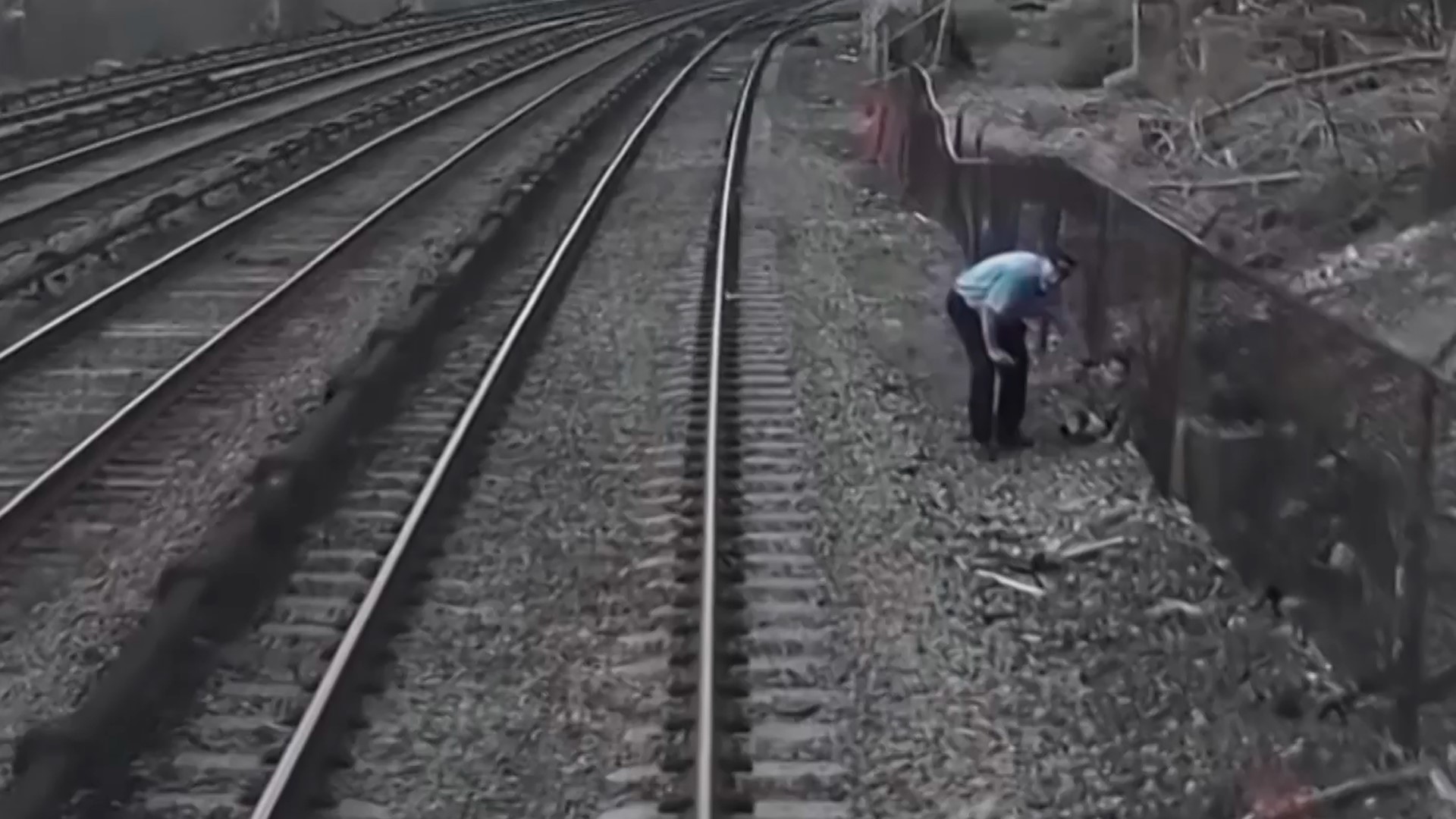 VIDEO: NY railroad conductor jumps into action to save 3-year-old ...