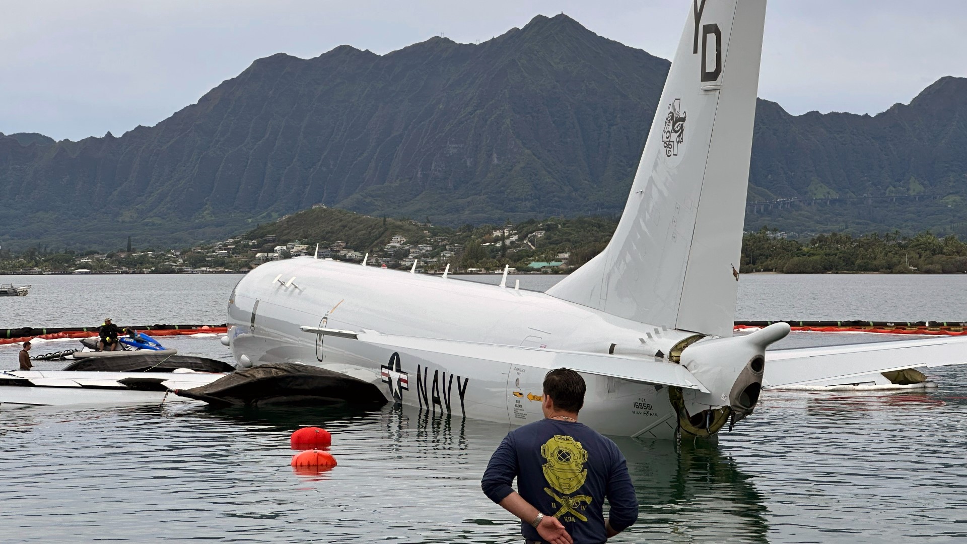 US Navy jet removed from Hawaii bay after it overshot runway | 9news.com