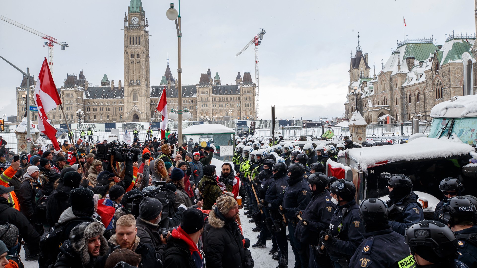 Canada police push back protesters in bid to end siege | 9news.com