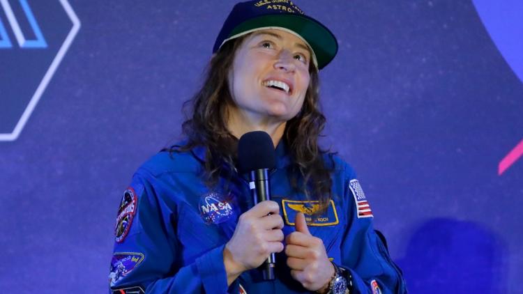 After historic moon mission, astronaut's homecoming gets tail-wagging ...