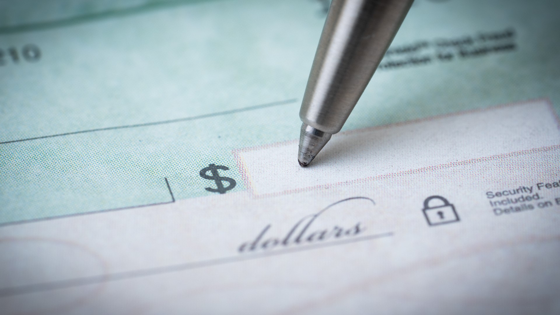 Scammers targeting college students with fake checks | 9news.com