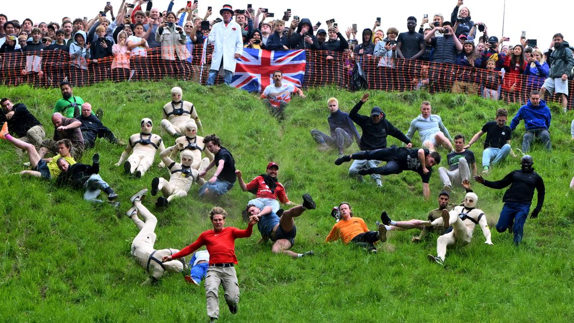 PHOTOS: Cooper’s Hill cheese-rolling race returns in 2025 | 9news.com