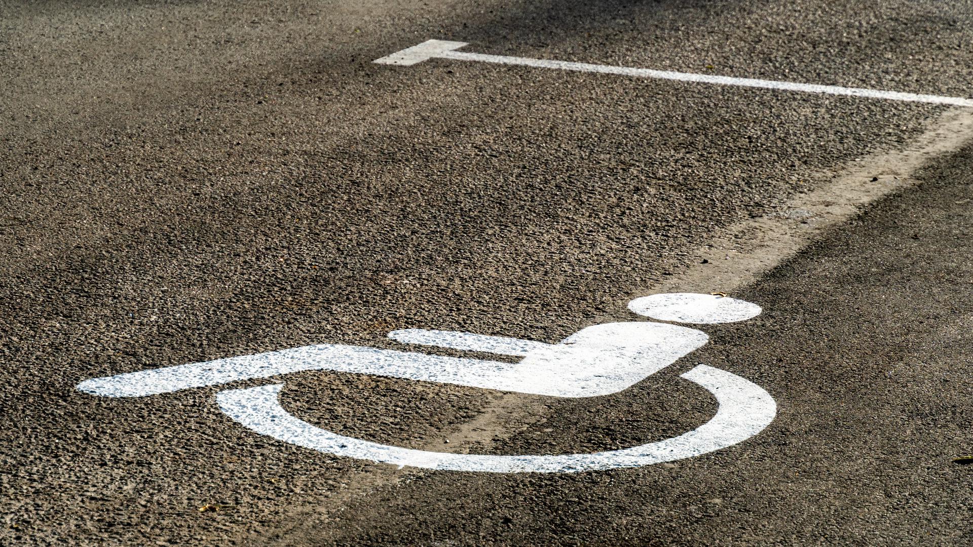 City paints disabled bay around parked car, tickets owner on vacation ...