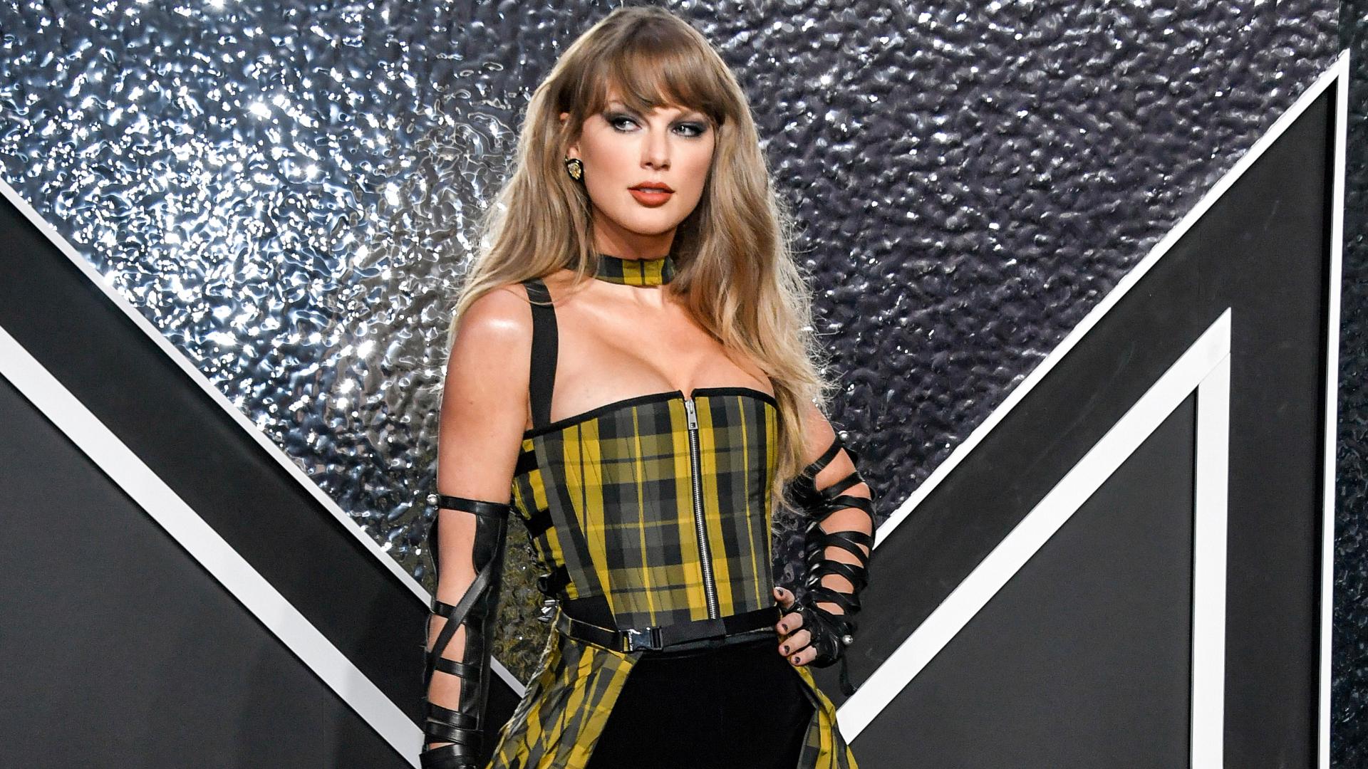 'Swiftie' is officially a word in the dictionary | 9news.com