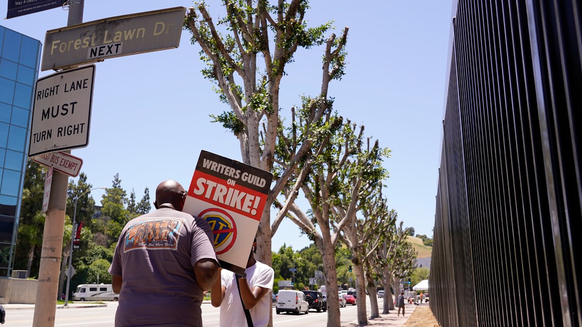 Universal trimmed trees over picket line, igniting backlash | 9news.com