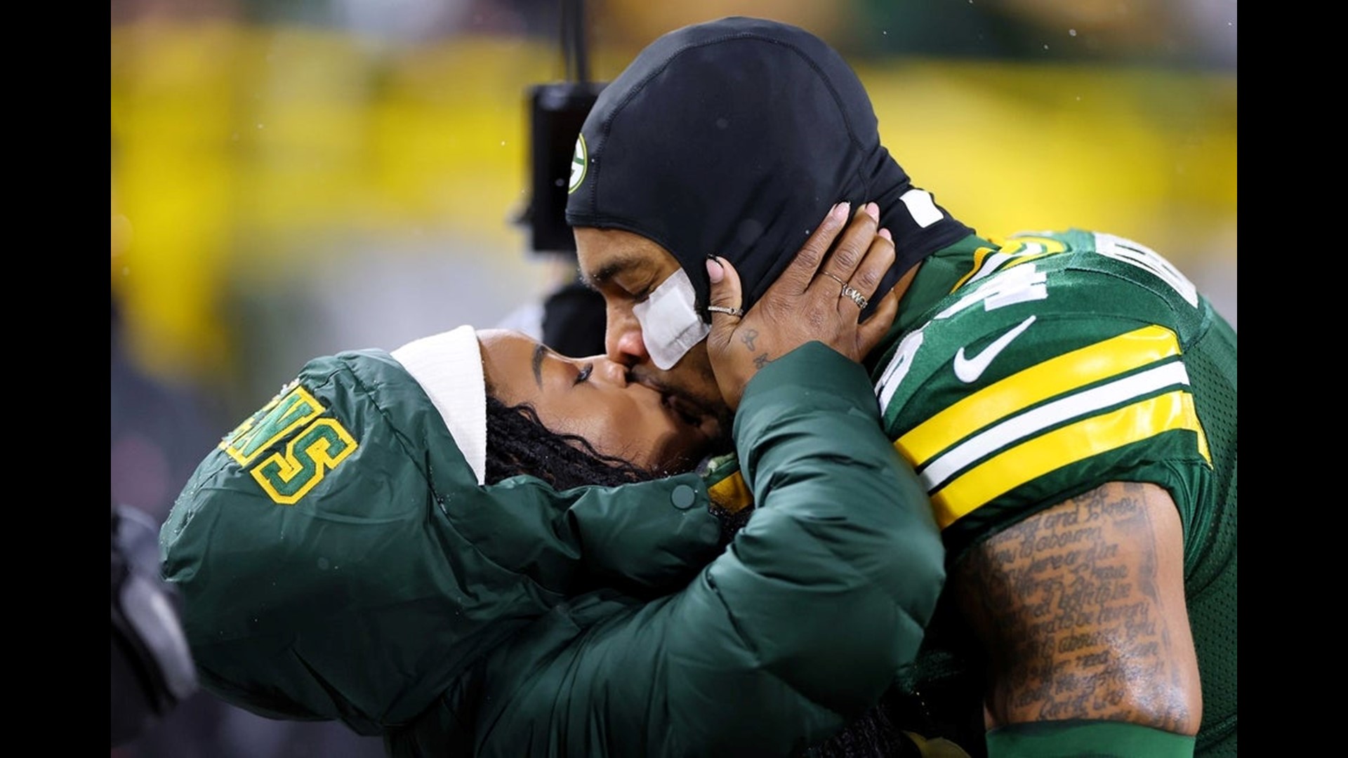 Simone Biles Kisses Husband Jonathan Owens on Sidelines at Green Bay ...