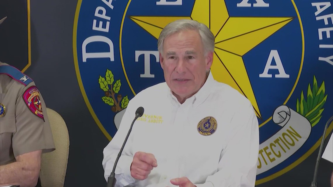 Texas sends busload of migrants to Chicago | 9news.com