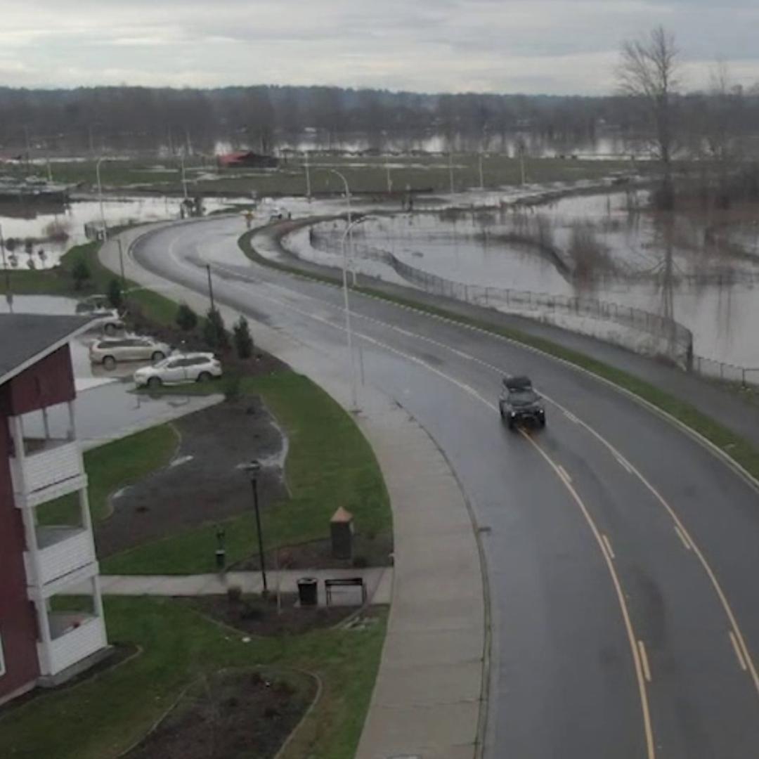 Green River, Wash., levee fails, 'life-threatening' flash flooding ...