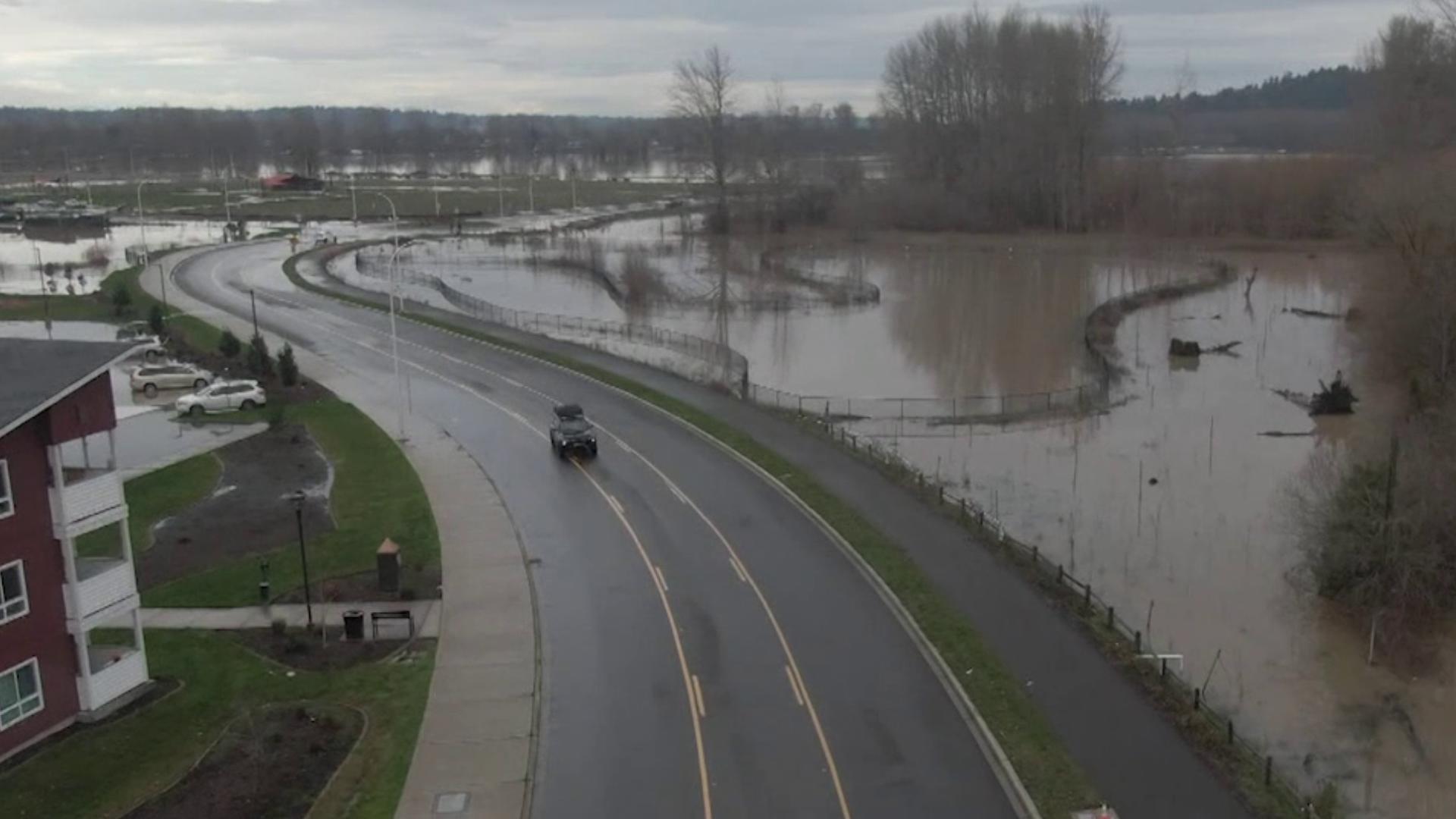 Green River, Wash., levee fails, 'life-threatening' flash flooding ...