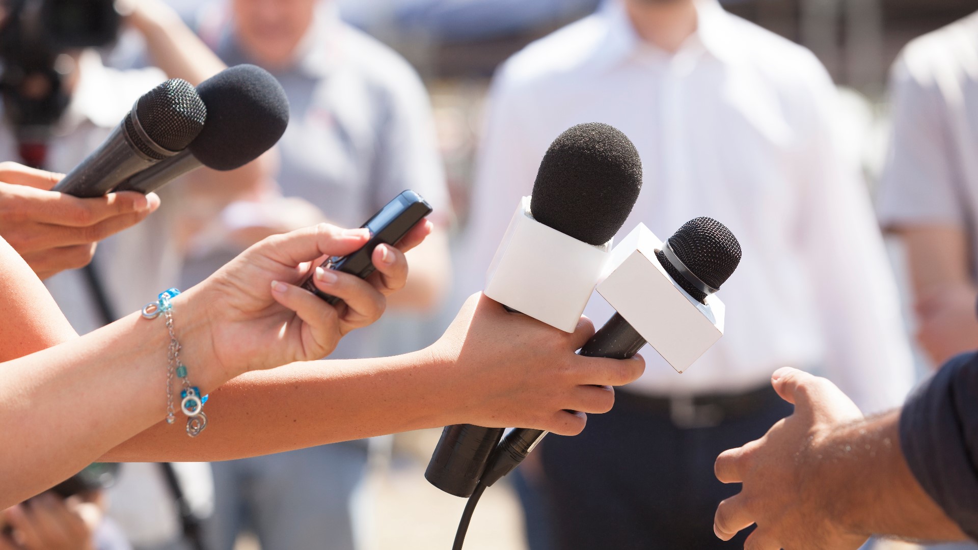 Australian reporter apologizes after appearing intoxicated on live TV ...