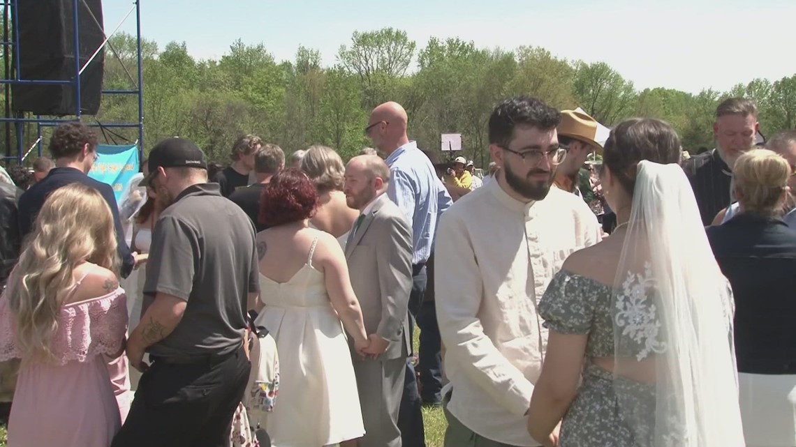 100 couples get married during eclipse ceremony in Arkansas | 9news.com