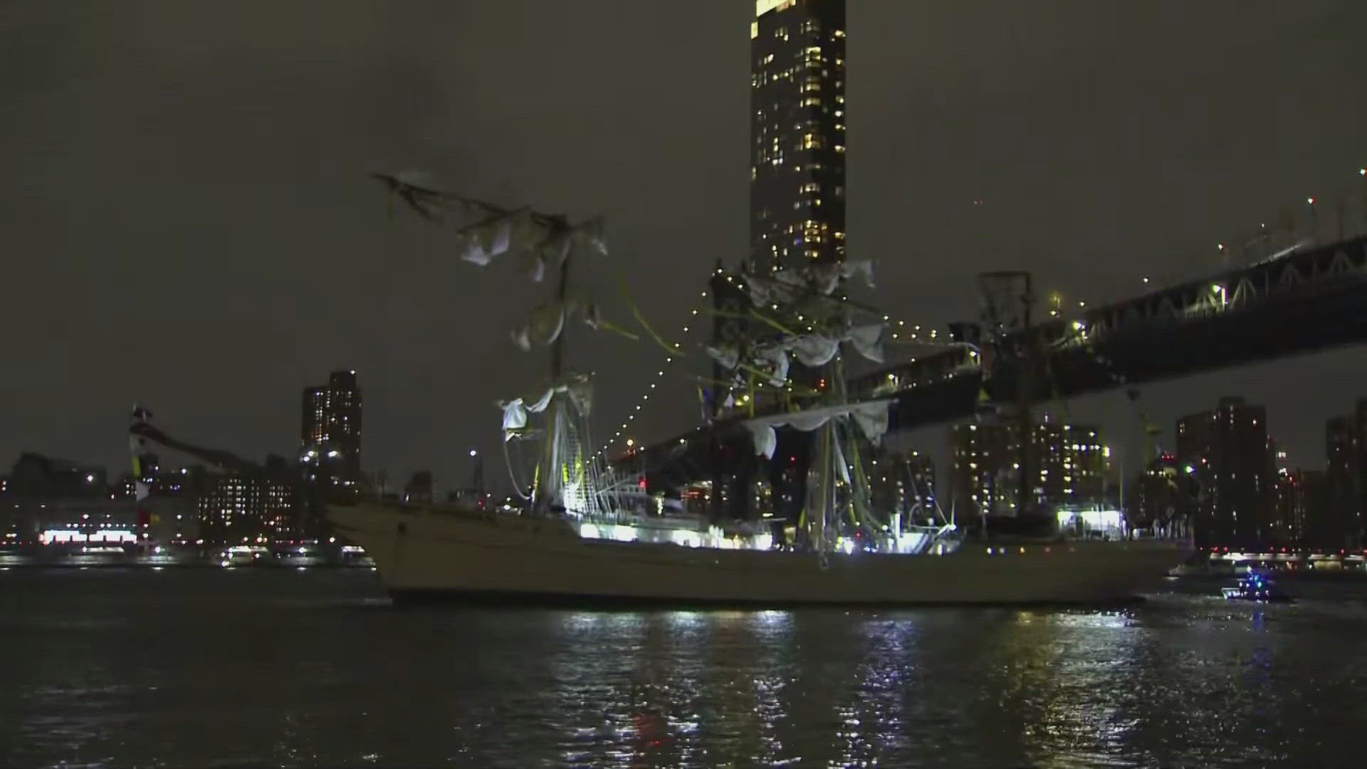 Mexican navy ship hits Brooklyn Bridge | 9news.com
