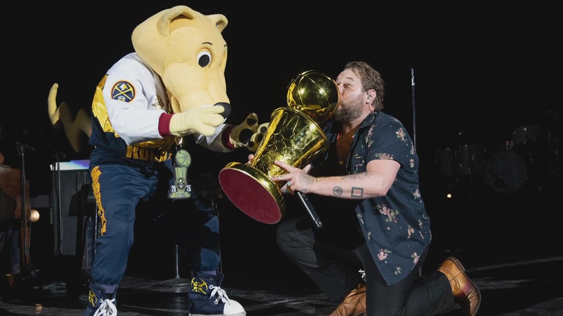 Nuggets mascot brings NBA championship trophy to Nathaniel Rateliff ...