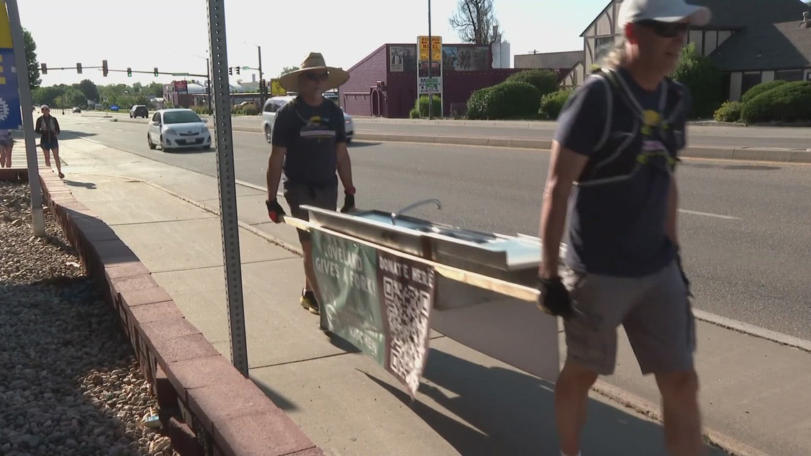 2 friends carry large sink for 13.1 miles through Loveland | 9news.com