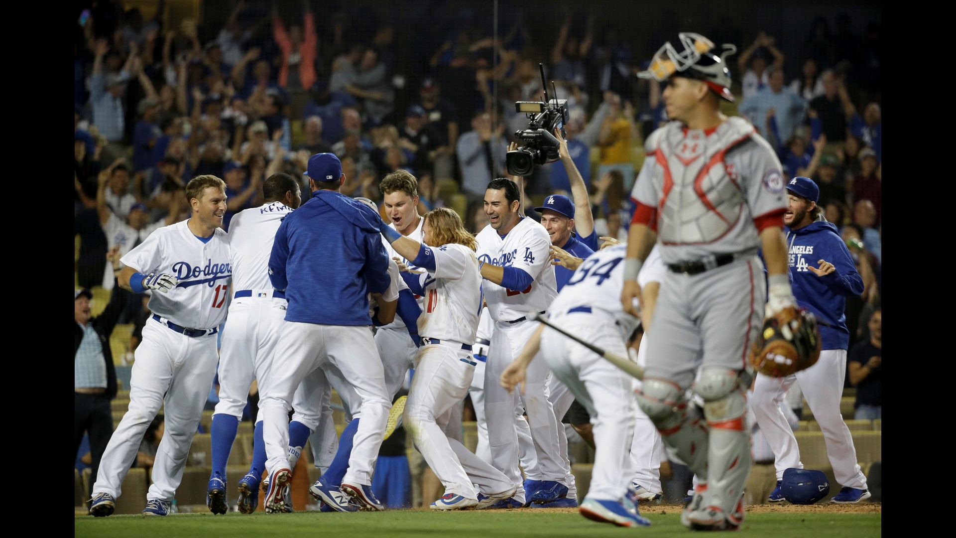 Puig runs around the bases on crazy play in 9th; Dodgers win | 9news.com