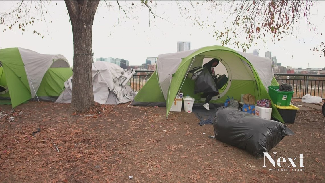 Homeless encampment of migrants in downtown Denver gets swept | 9news.com