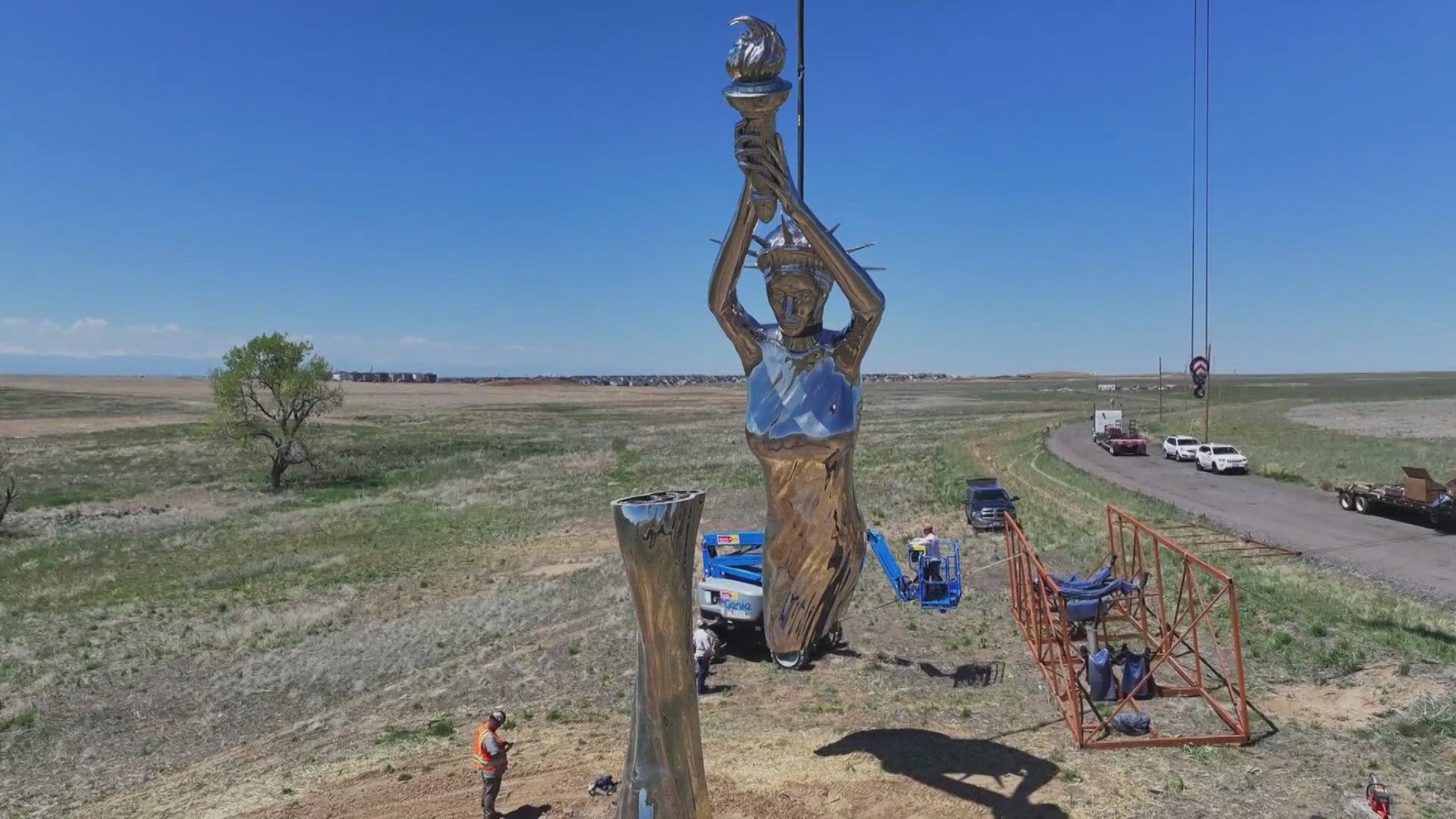 Massive 58-foot sculpture installed in Aurora | 9news.com