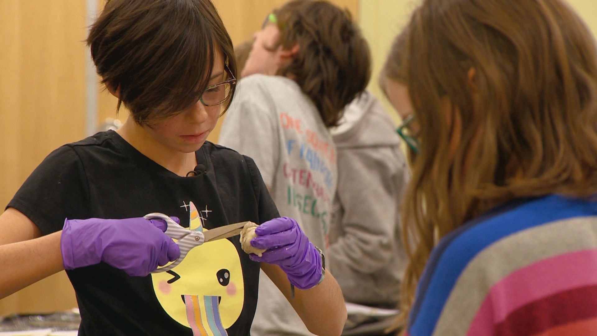 Thornton kids learn about anatomy through eyeball dissection | 9news.com