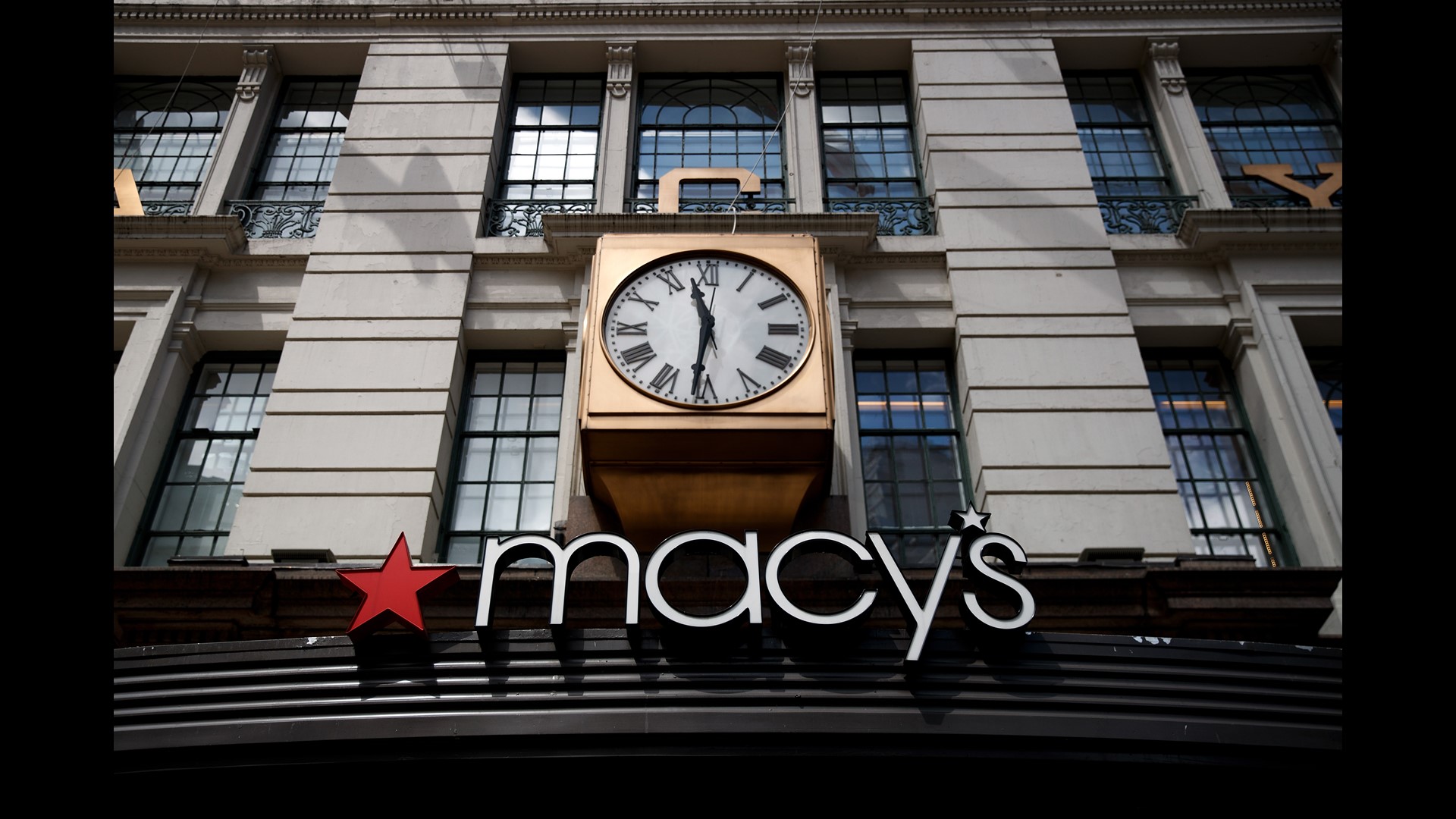 Macy's aumenta su salario mínimo a $15, lanza programa de matrícula ...