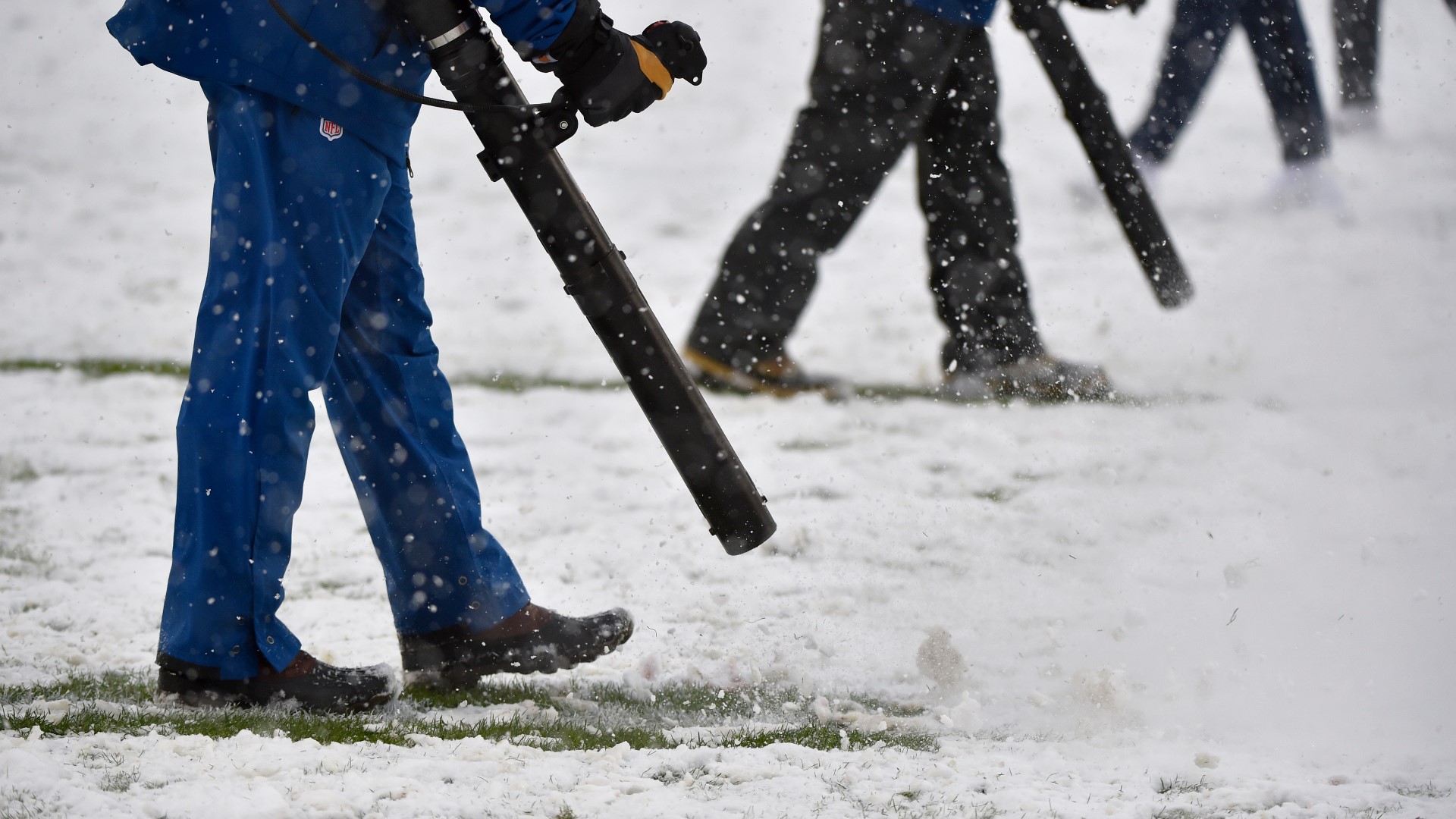 Mahomes throws through snowstorm, lifts Chiefs past Broncos, 23-3 ...