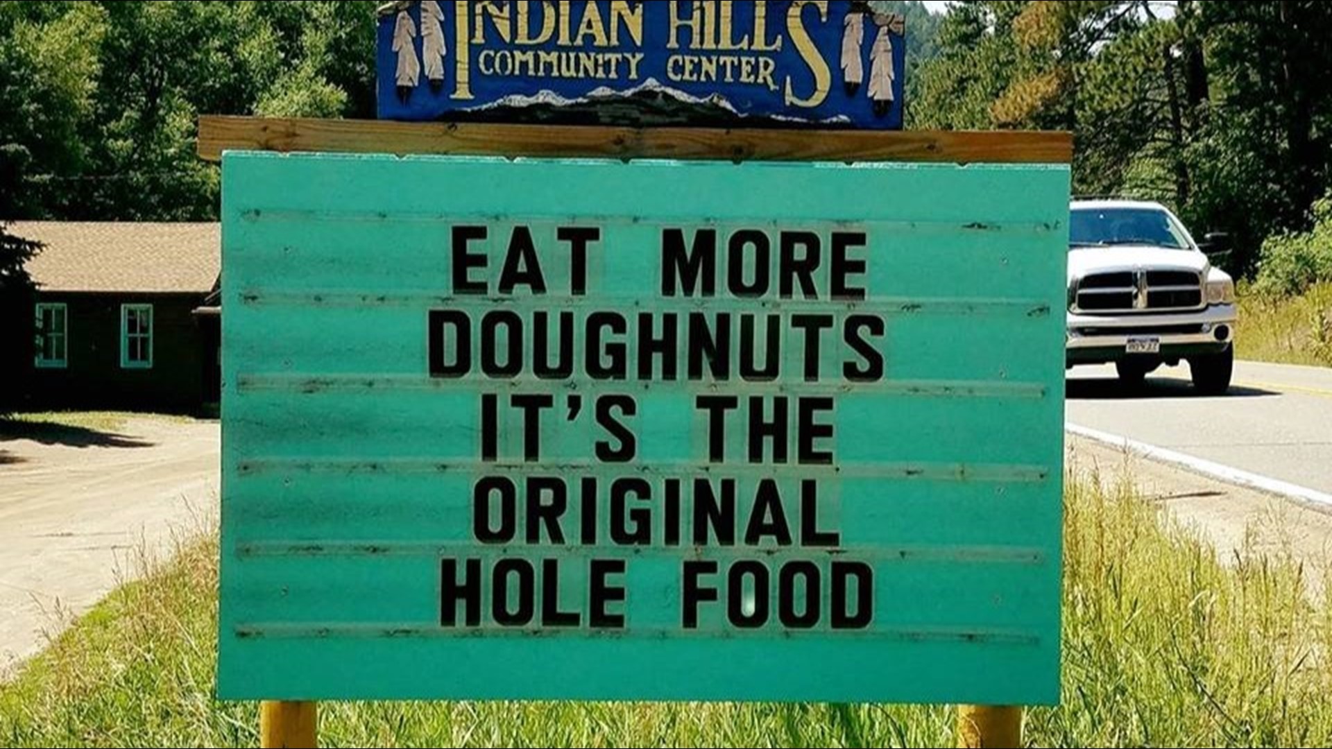 The story behind that punny sign in Indian Hills | 9news.com