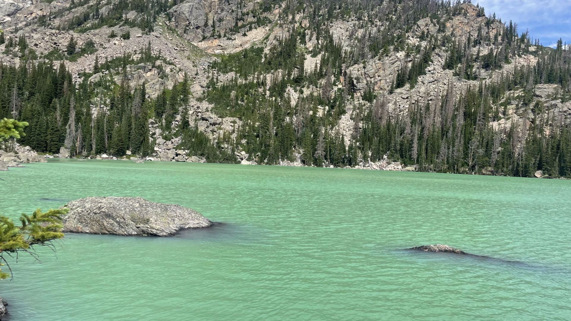 Lake Haiyaha in Rocky Mountain National Park has turned green | 9news.com