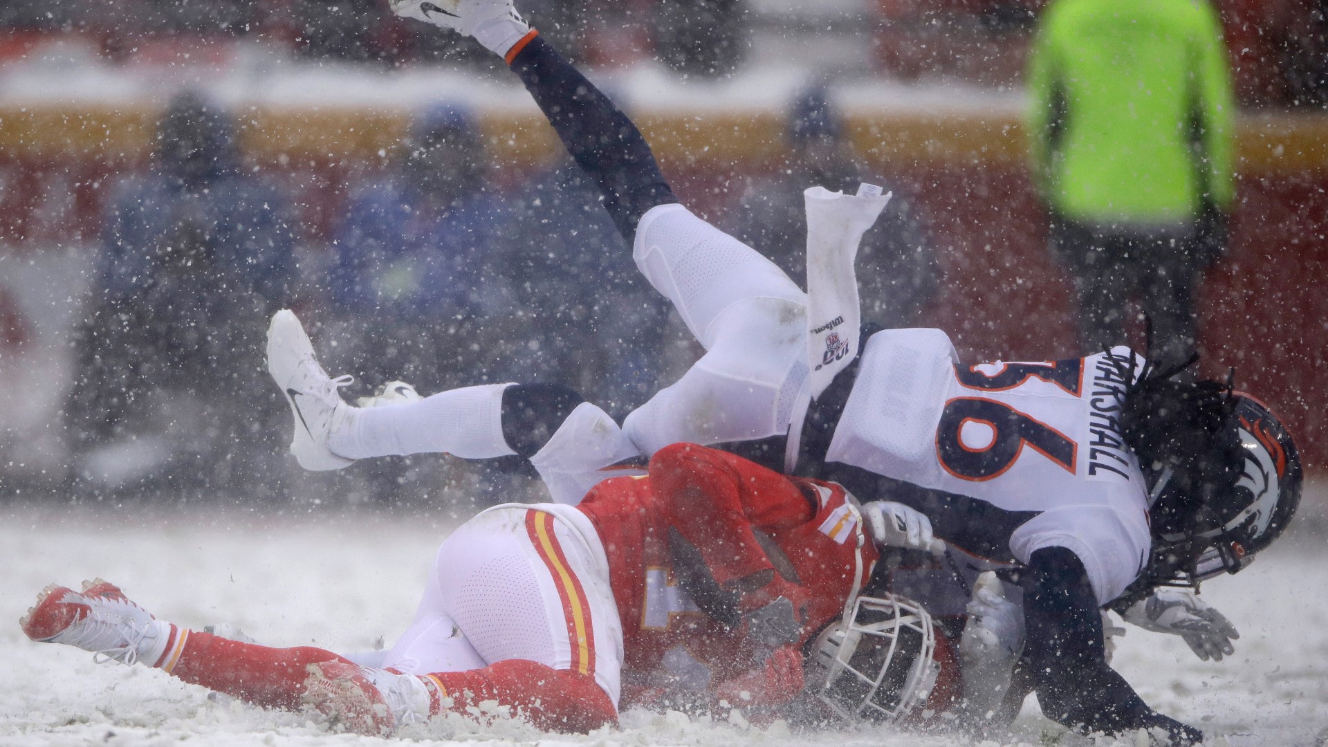 Mahomes throws through snowstorm, lifts Chiefs past Broncos, 23-3 ...