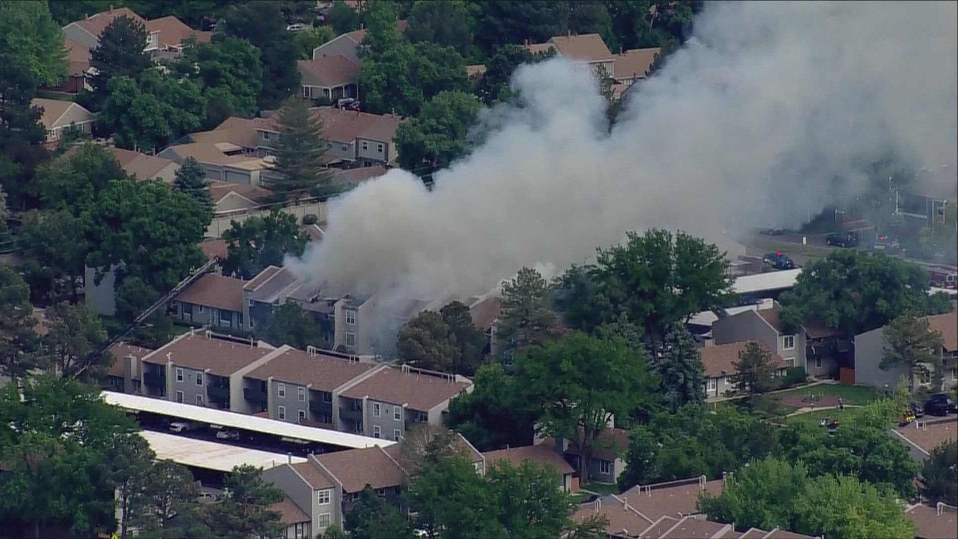 RAW: Sky9 flies over a condominium fire in Centennial | 9news.com