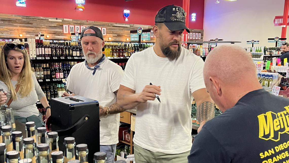 Thousands of fans line up to meet Jason Momoa in Denver area | 9news.com