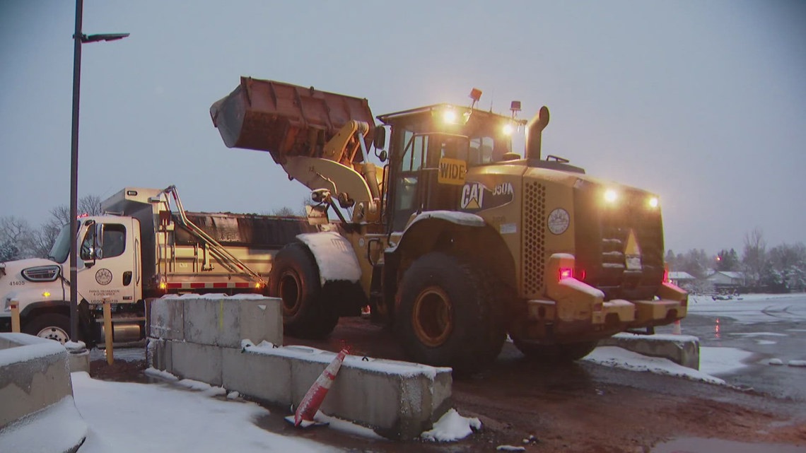 Aurora snow removal crews prep for long night as snowfall leads to ...