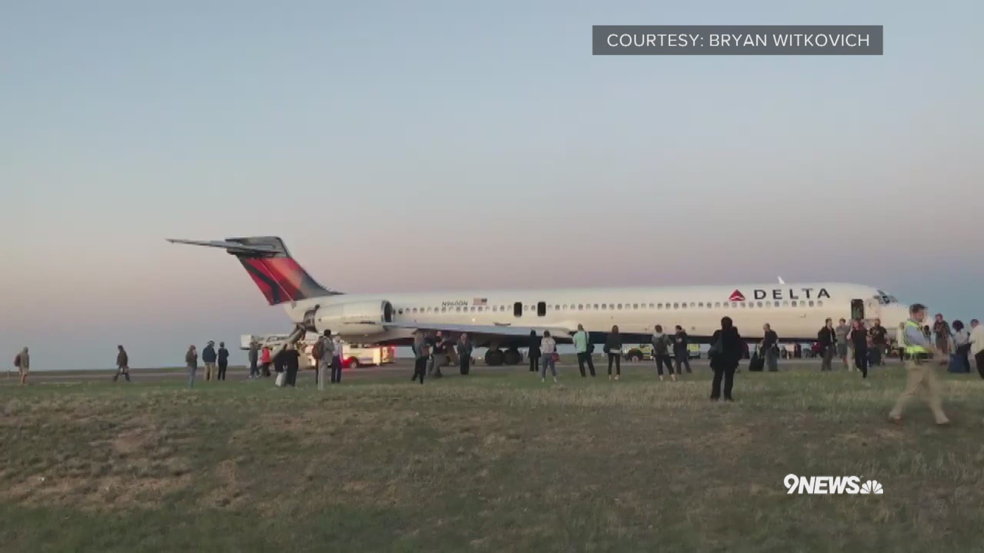 Delta flight evacuated after landing at DIA due to smoke in the cabin ...