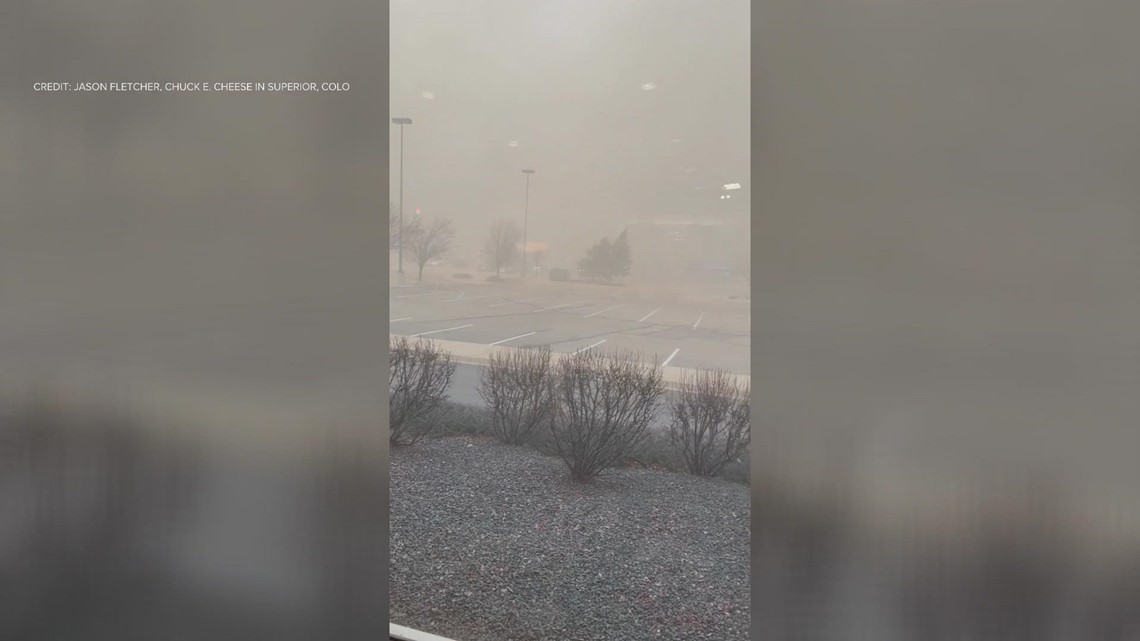 RAW: Guests evacuate Superior Chuck E. Cheese as grass fire moves ...