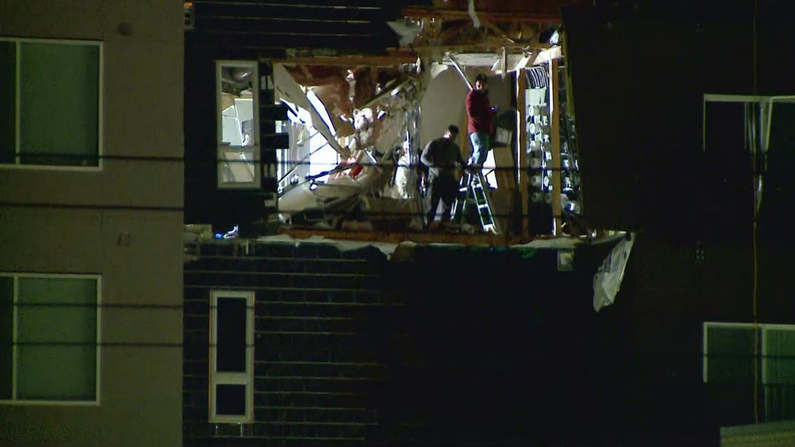 Hundreds displaced by explosion at Aurora apartment complex | 9news.com