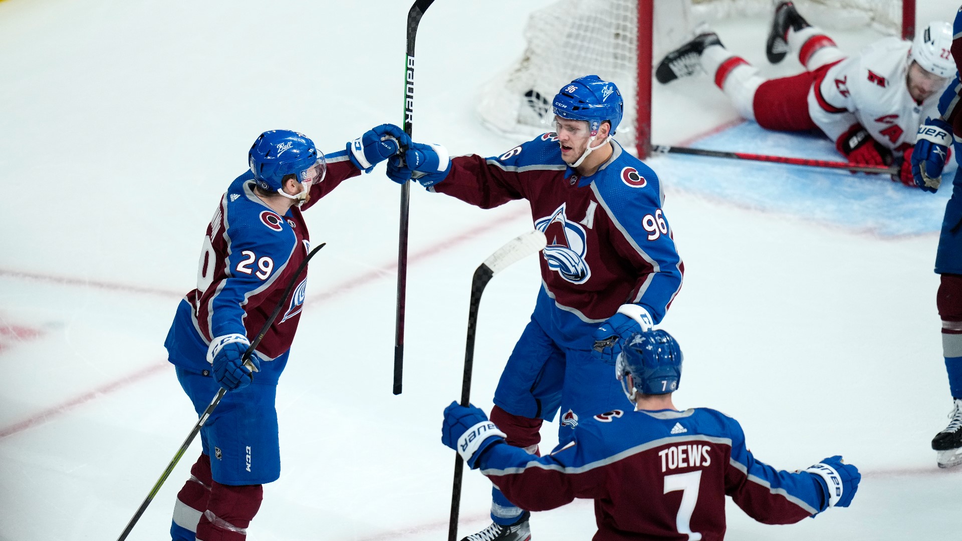 Avalanche beat Hurricanes to wrap up top seed in West | 9news.com