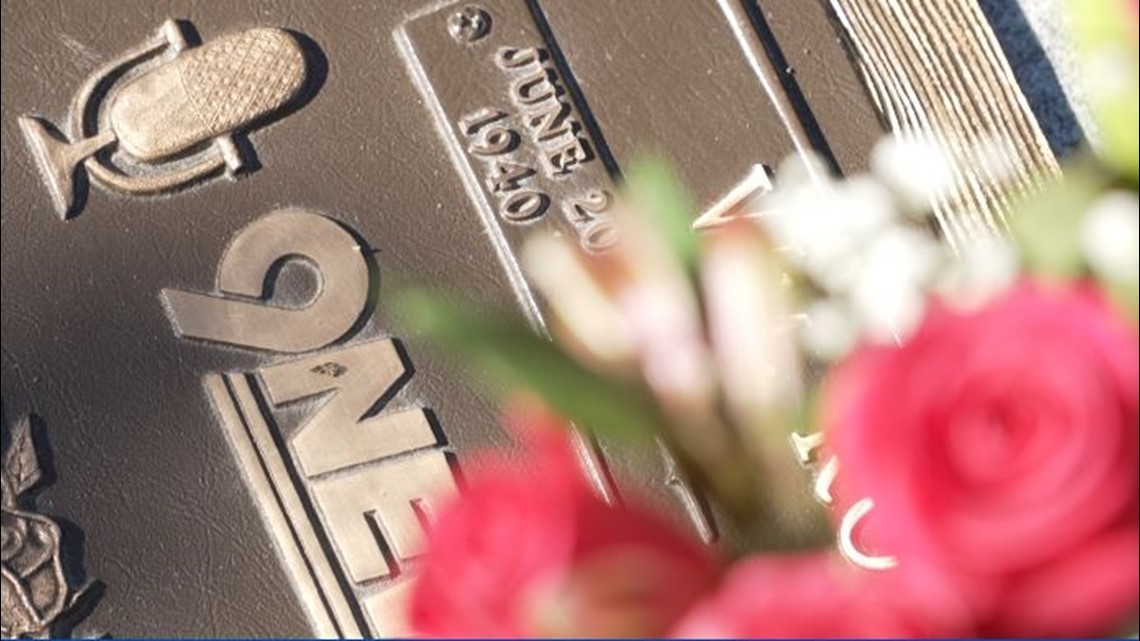 Family of reporter Ron Mitchell has 9NEWS logo on headstone | 9news.com