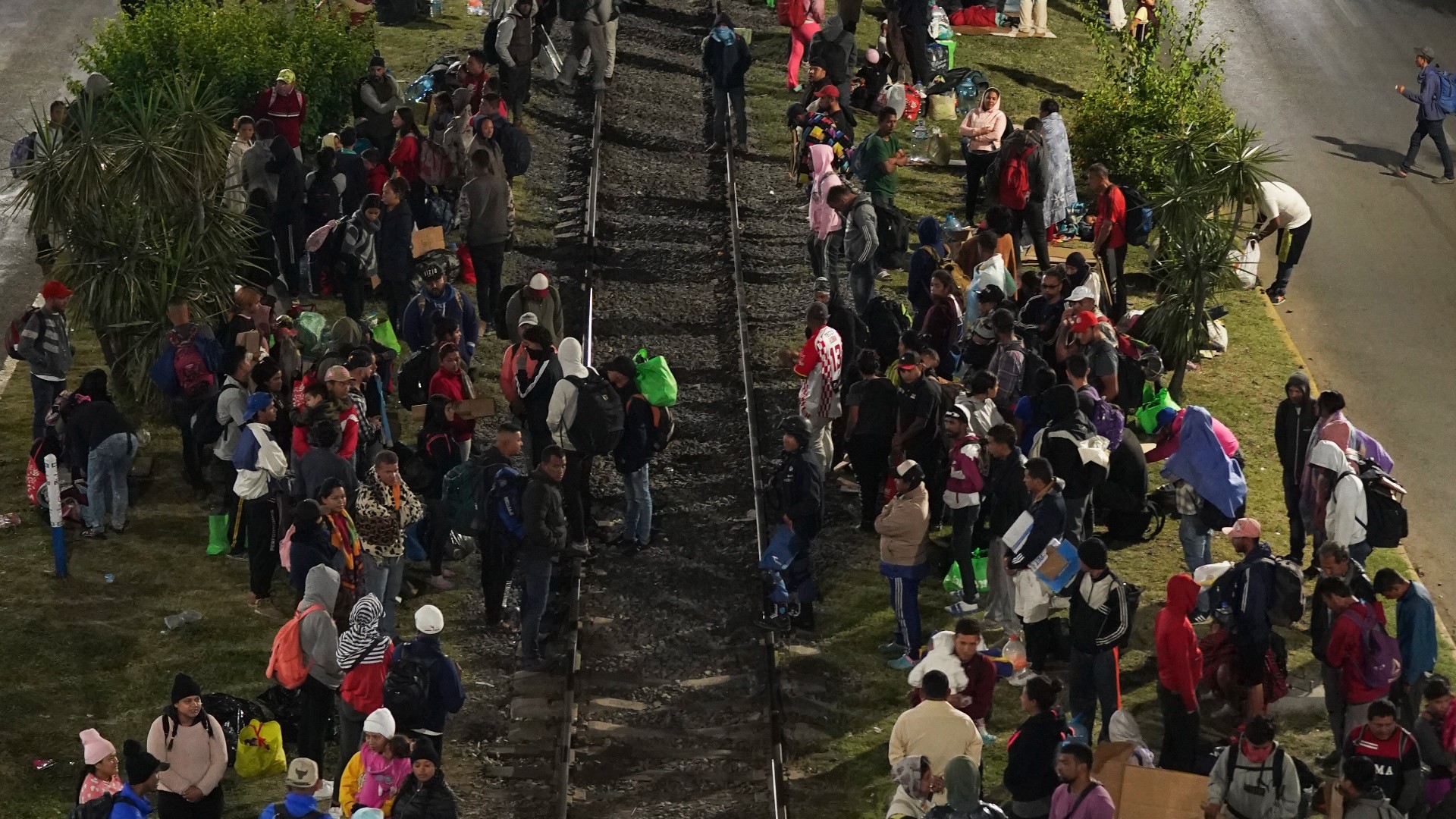 Migrants hoping to reach US continue north through Mexico by train ...
