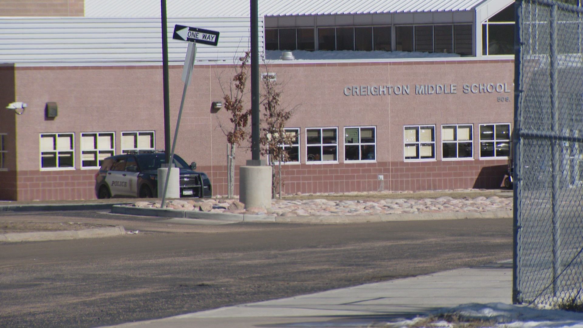 Arrestan a hombre acusado de tocar indebidamente a estudiantes | 9news.com