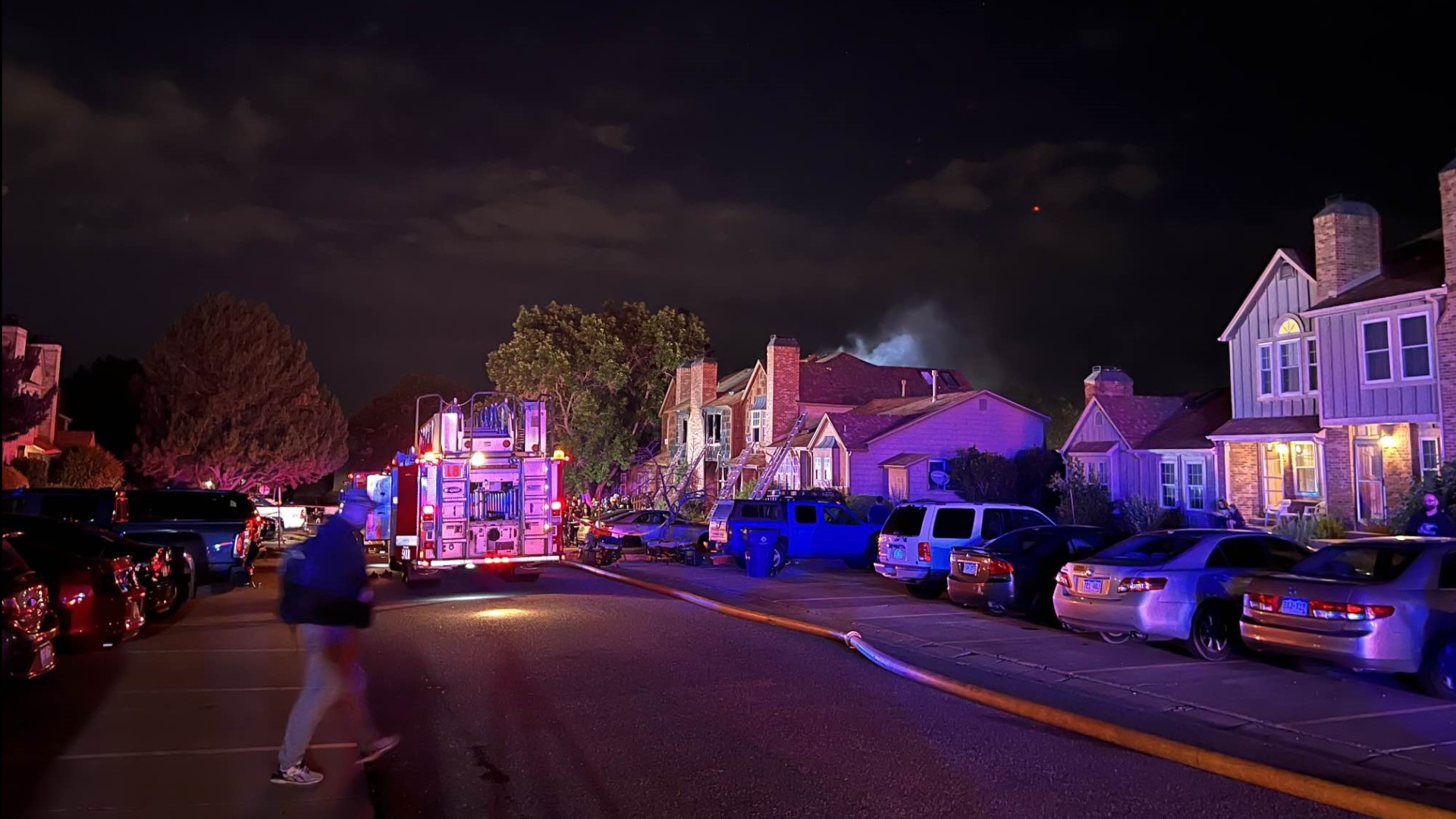 Aurora Fire responds to fire in townhomes Monday night | 9news.com
