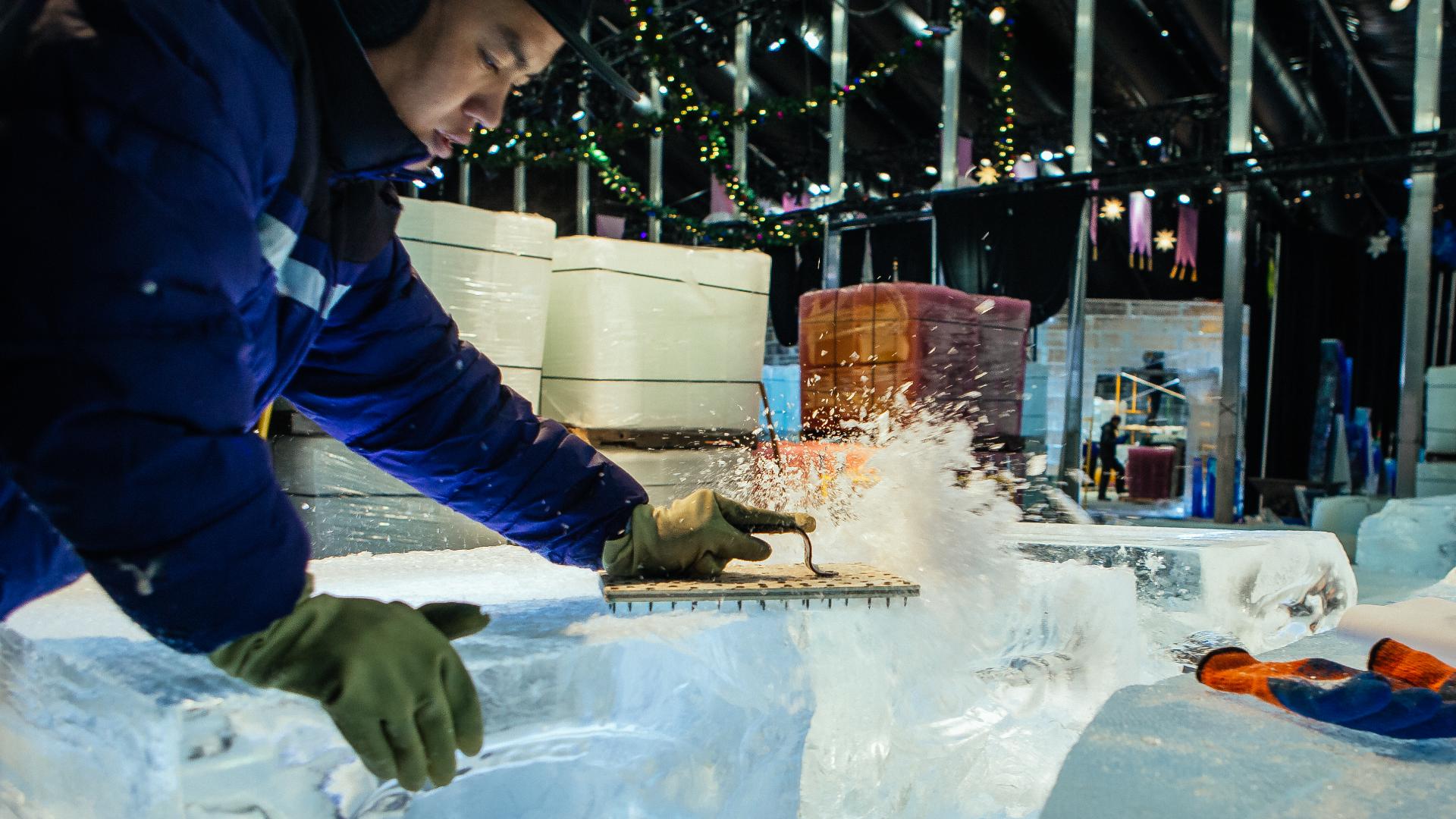 Ice artisans begin carving 'Polar Express' exhibition in Aurora | 9news.com