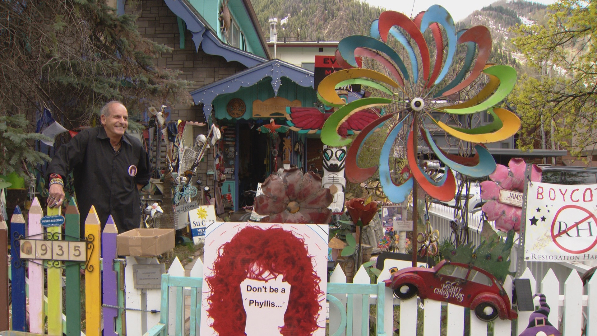 Aspen artist Mark Tye faces sign dispute over artistic yard | 9news.com