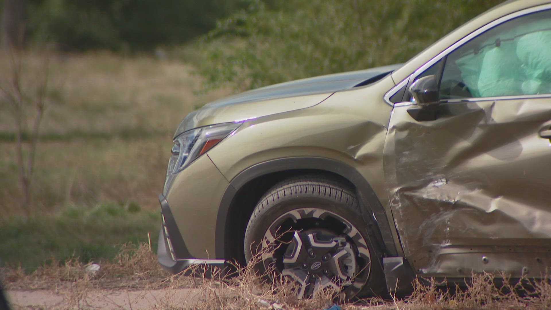 Car theft suspect runs away after crash | 9news.com