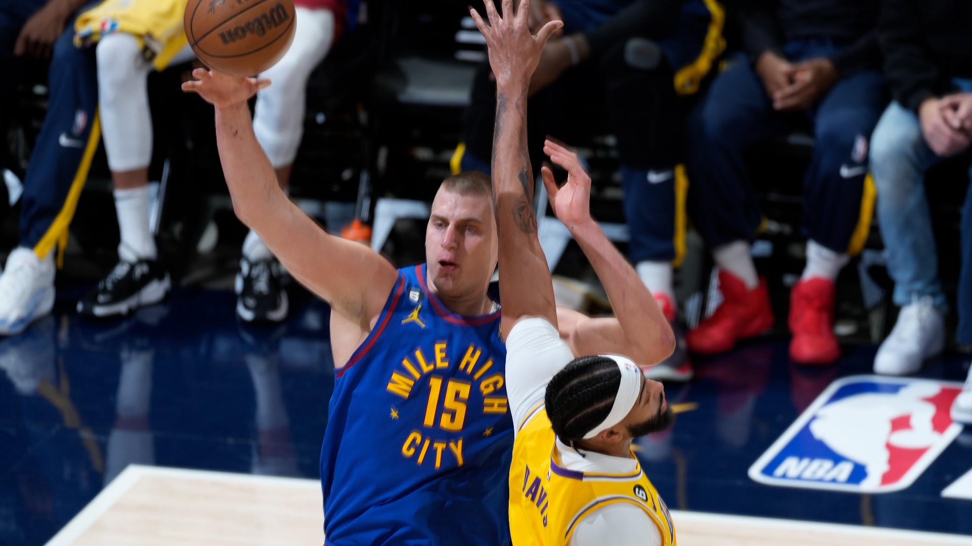 Nikola Jokić helps Denver Nuggets edge Lakers in Game 1 thriller | 9news.com