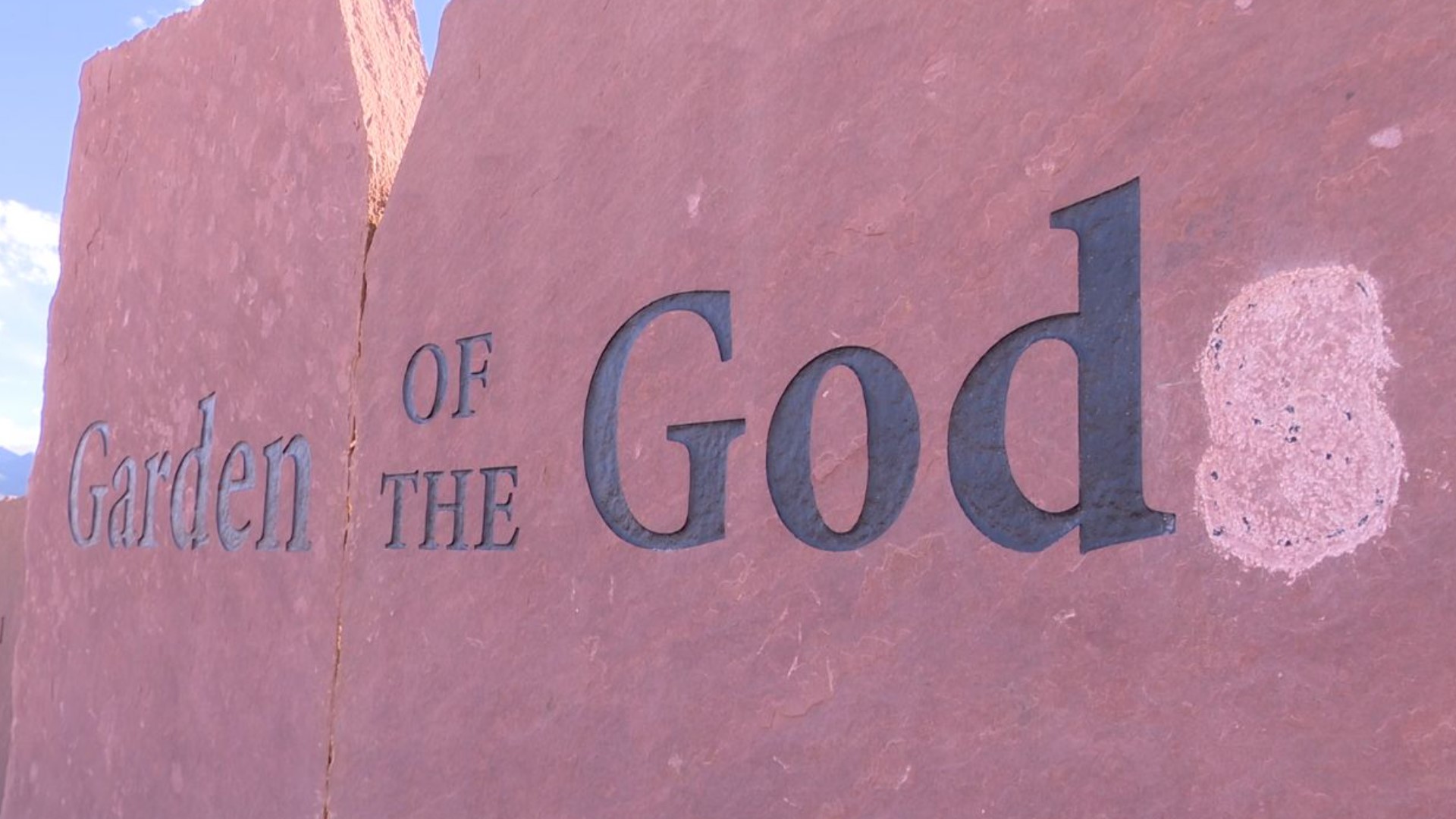 Garden of the Gods entrance signs vandalized in Colorado | 9news.com