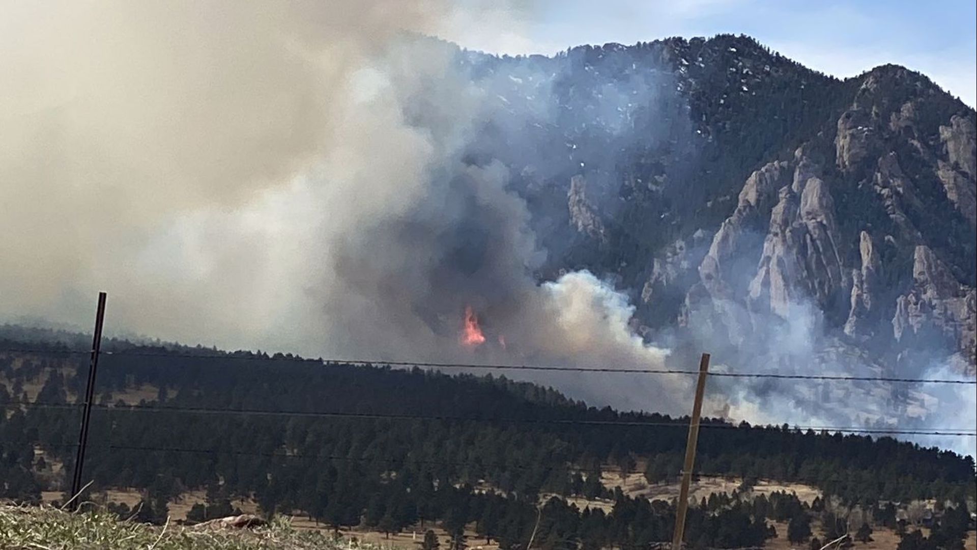 NCAR Fire forces evacuation of 8,000 homes in Boulder, Colorado | 9news.com