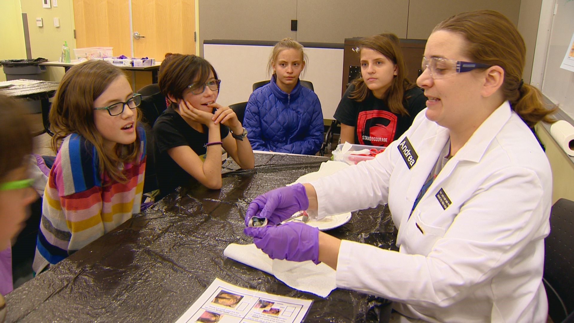Thornton kids learn about anatomy through eyeball dissection | 9news.com
